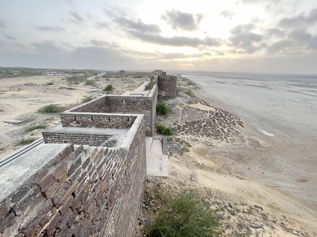 18 મી સદીમાં કચ્છનું લખપત બંદર દરિયાકાંઠાનો વેપારનું મહત્વપૂર્ણ હબ હતું ...