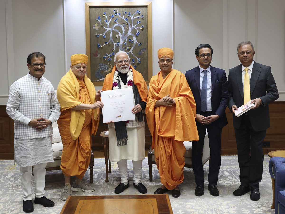 BAPS: પ્રમુખ સ્વામીના પ્રિય પુત્ર PM મોદીને મહંત સ્વામીએ અબુ ધાબી ...