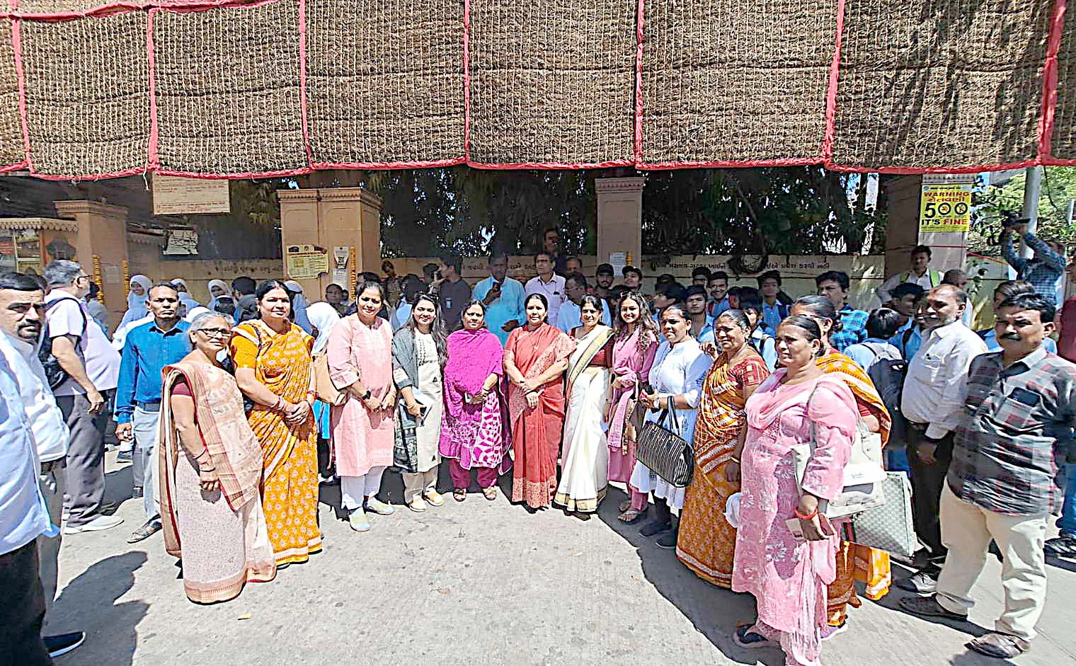 India’s First ‘Cool Bus Stop’ Launched By AMC, AMTS, And Mahila Housing ...