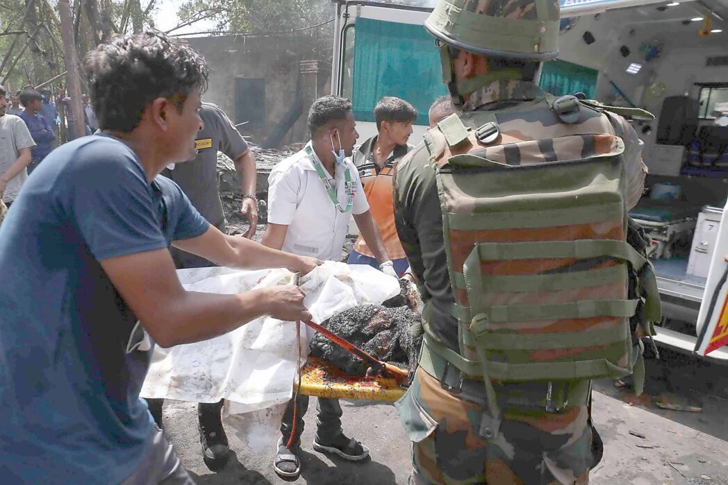 પ્લેન ક્રેશ દુર્ઘટનામાં રેસ્ક્યું અને બચાવકાર્યમાં સ્ટેટ ડિઝાસ્ટર રિસ્પોન્સ ફોર્સ(SDRF)ની ...